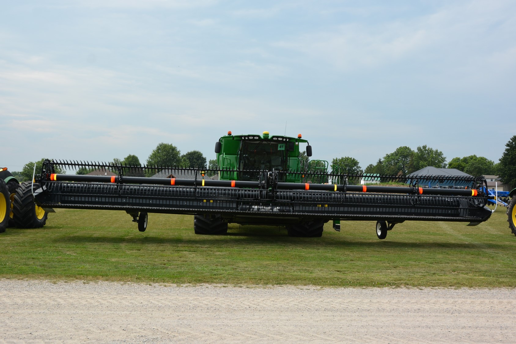 Unit E41: JD S680 Combine with 1250/45R32 Super Singles – Field Crop News