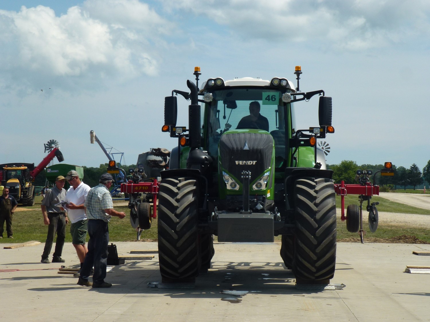Unit E46: Fendt 828 Row Crop Tractor with IF 600/710 Tires + CTIS ...