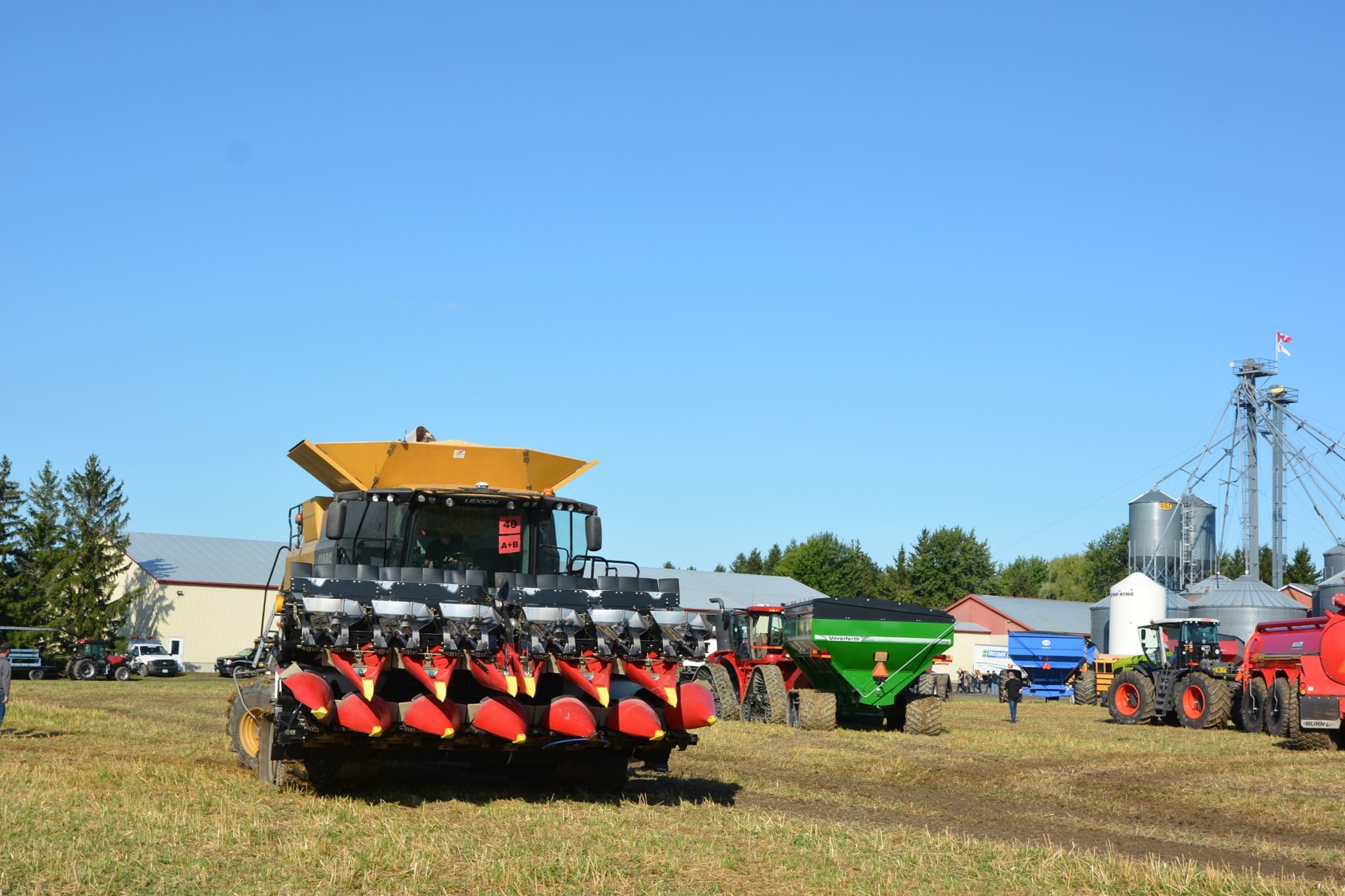 Unit D40: Class 750T Tracked Combine with CTIS – Field Crop News