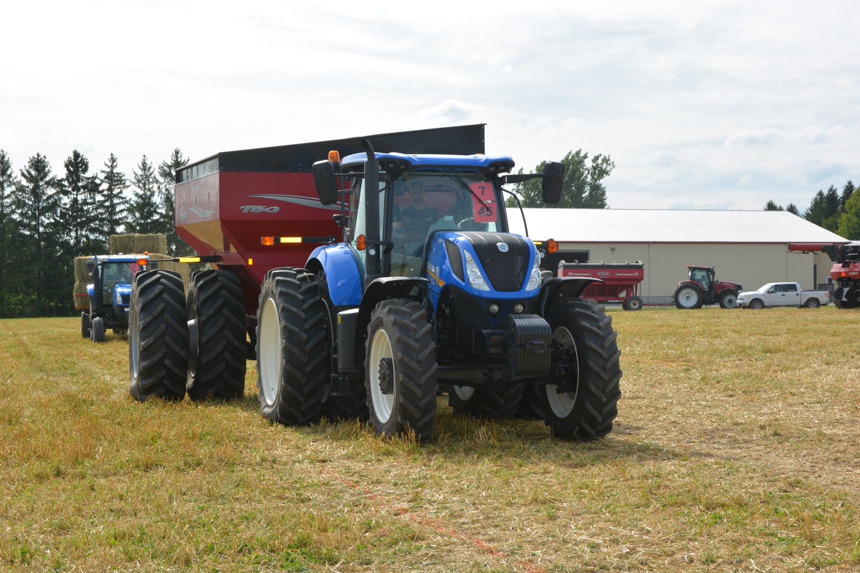 Unit D45+D7: Demco 750 Dualed Grain Cart w 650s + NH T7.260 Dualed Rear ...