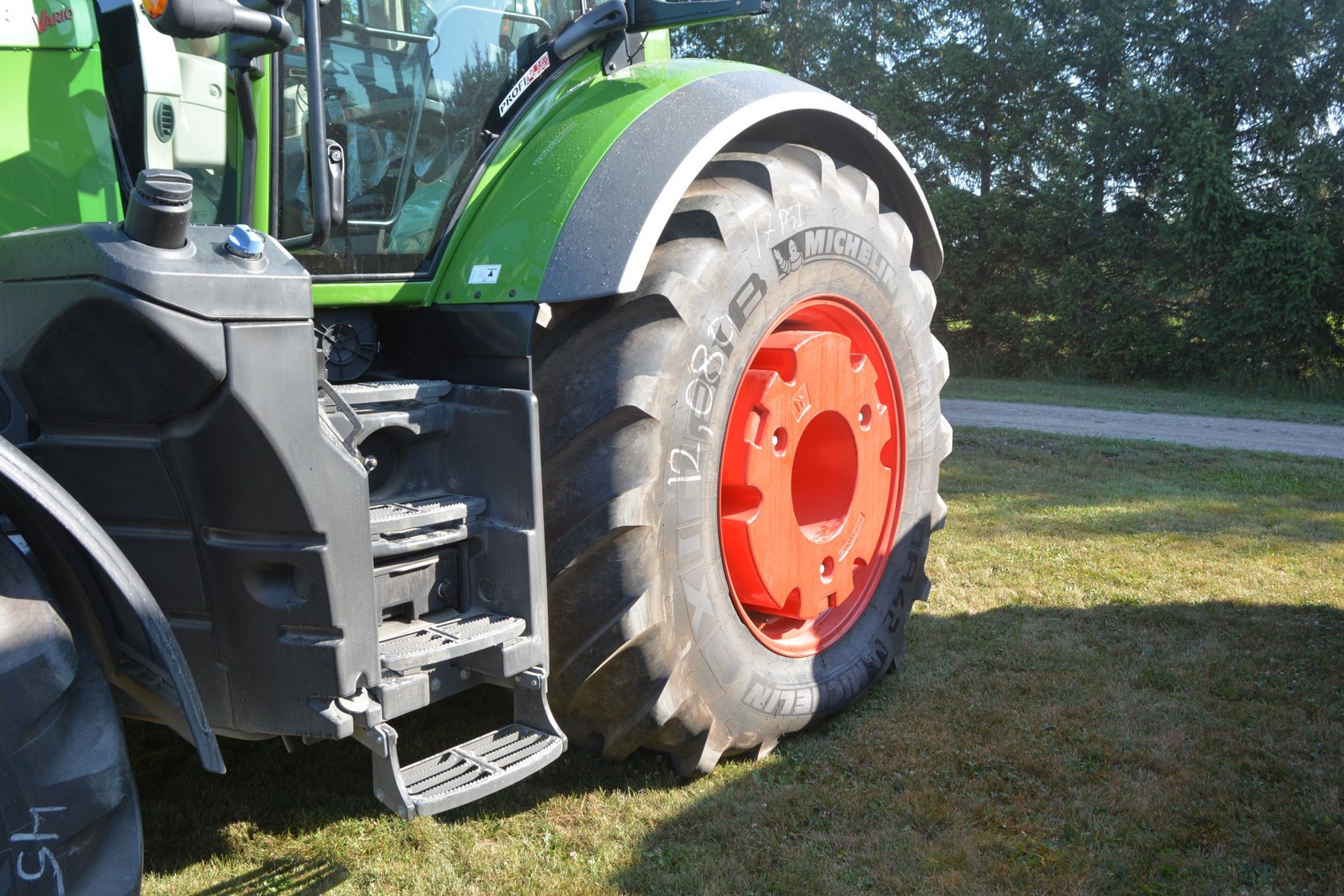 Unit E46: Fendt 828 Row Crop Tractor with IF 600/710 Tires + CTIS ...