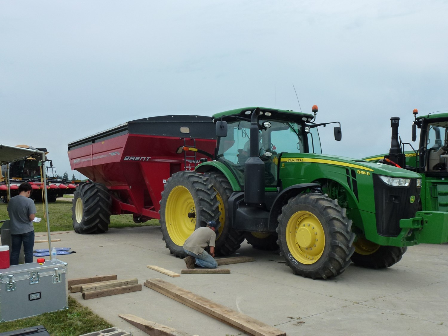 Unit E7: John Deere 8235R+Brent 1082 Grain Buggy – Field Crop News
