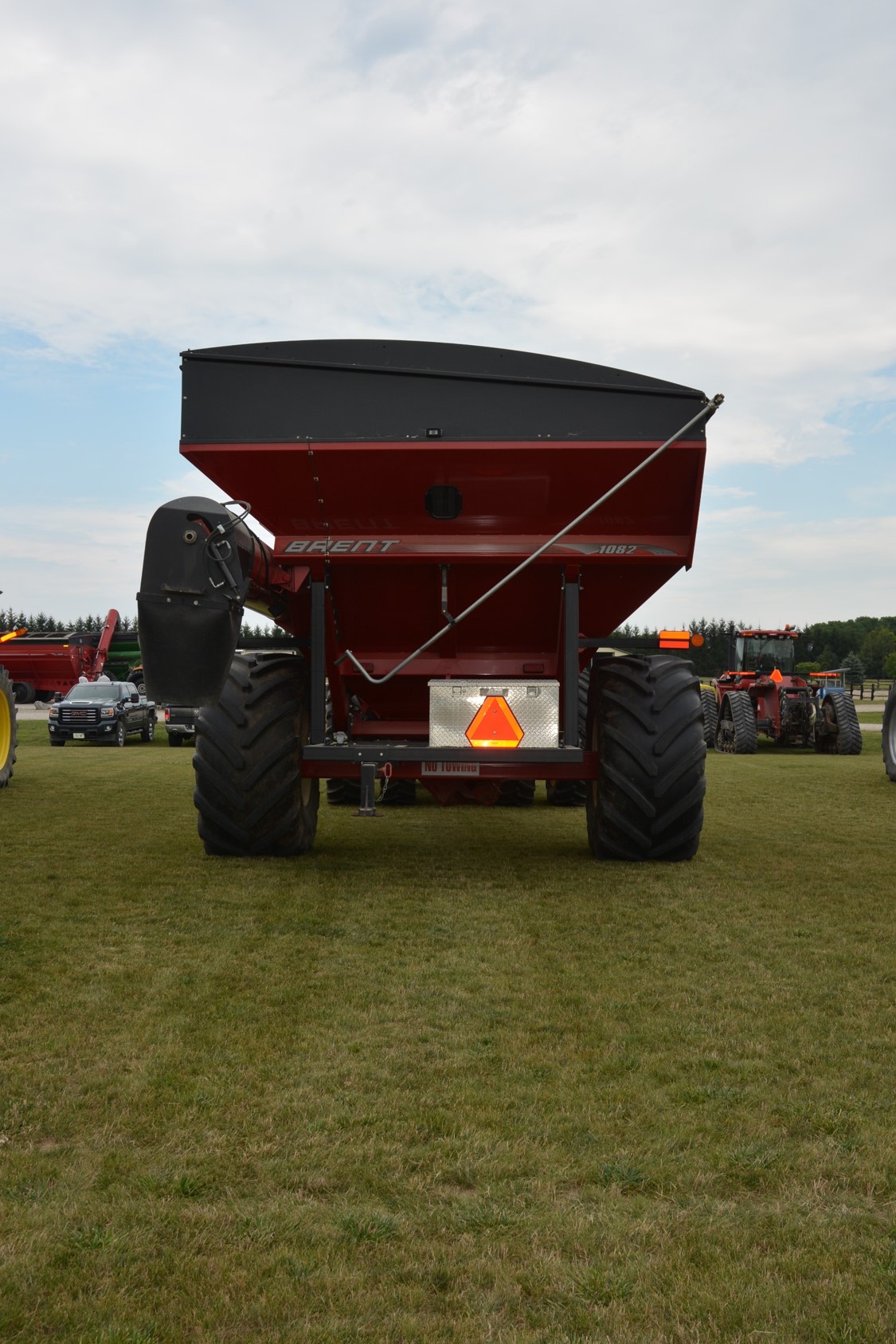 Unit E7: John Deere 8235R+Brent 1082 Grain Buggy – Field Crop News