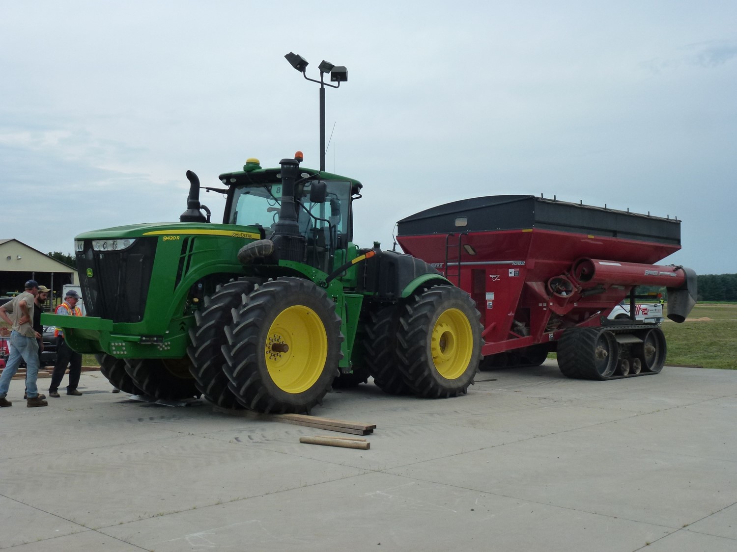 Unit E8: JD 9420 R + Brent 1082 Tracked Grain Buggy – Field Crop News