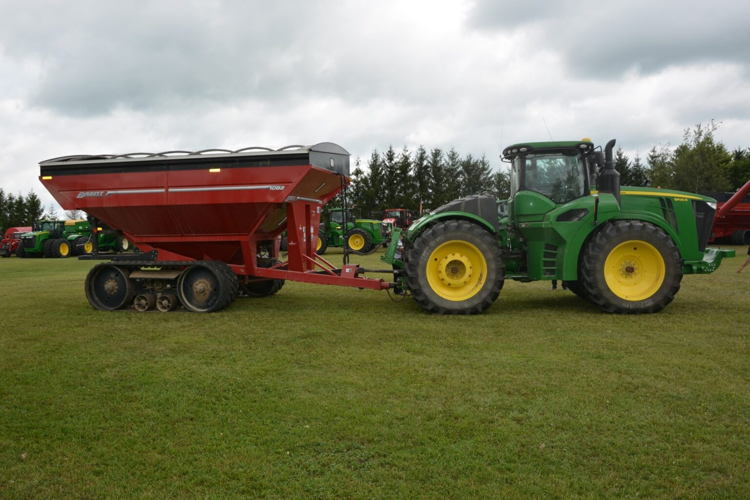 Unit E8: JD 9420 R + Brent 1082 Tracked Grain Buggy – Field Crop News