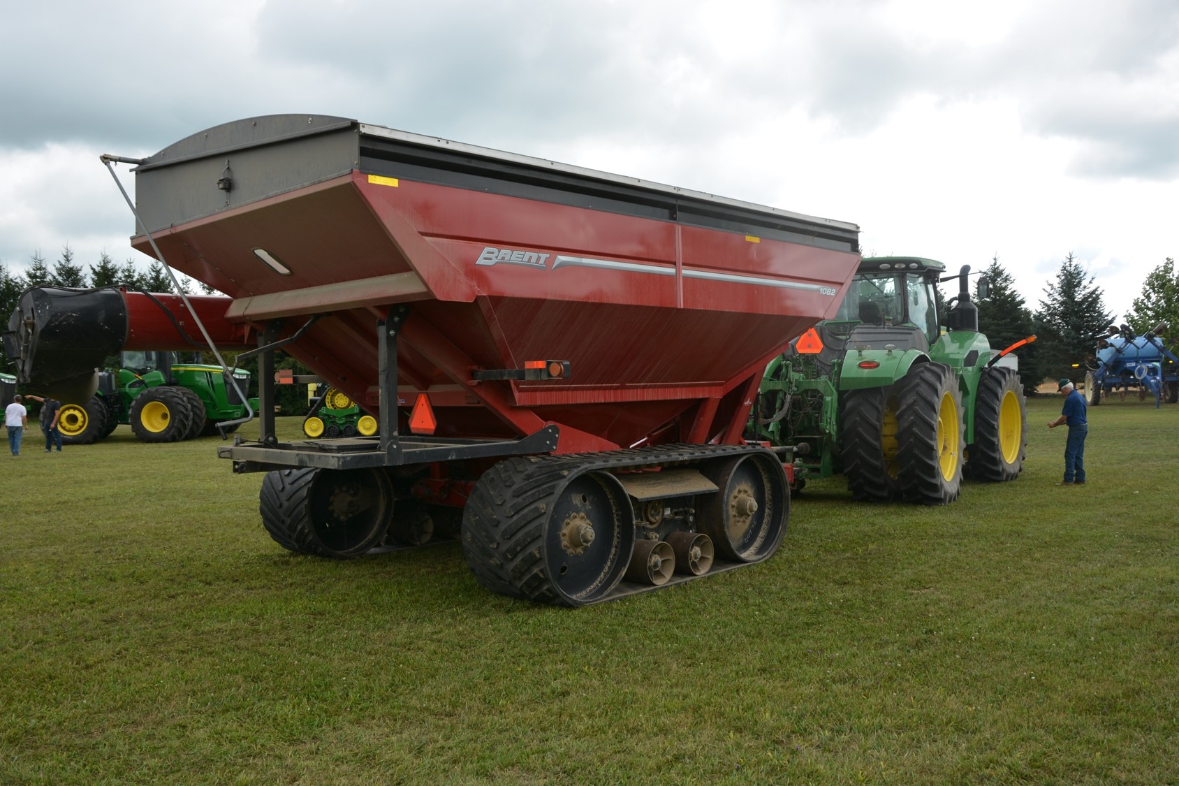 Unit E8: JD 9420 R + Brent 1082 Tracked Grain Buggy – Field Crop News