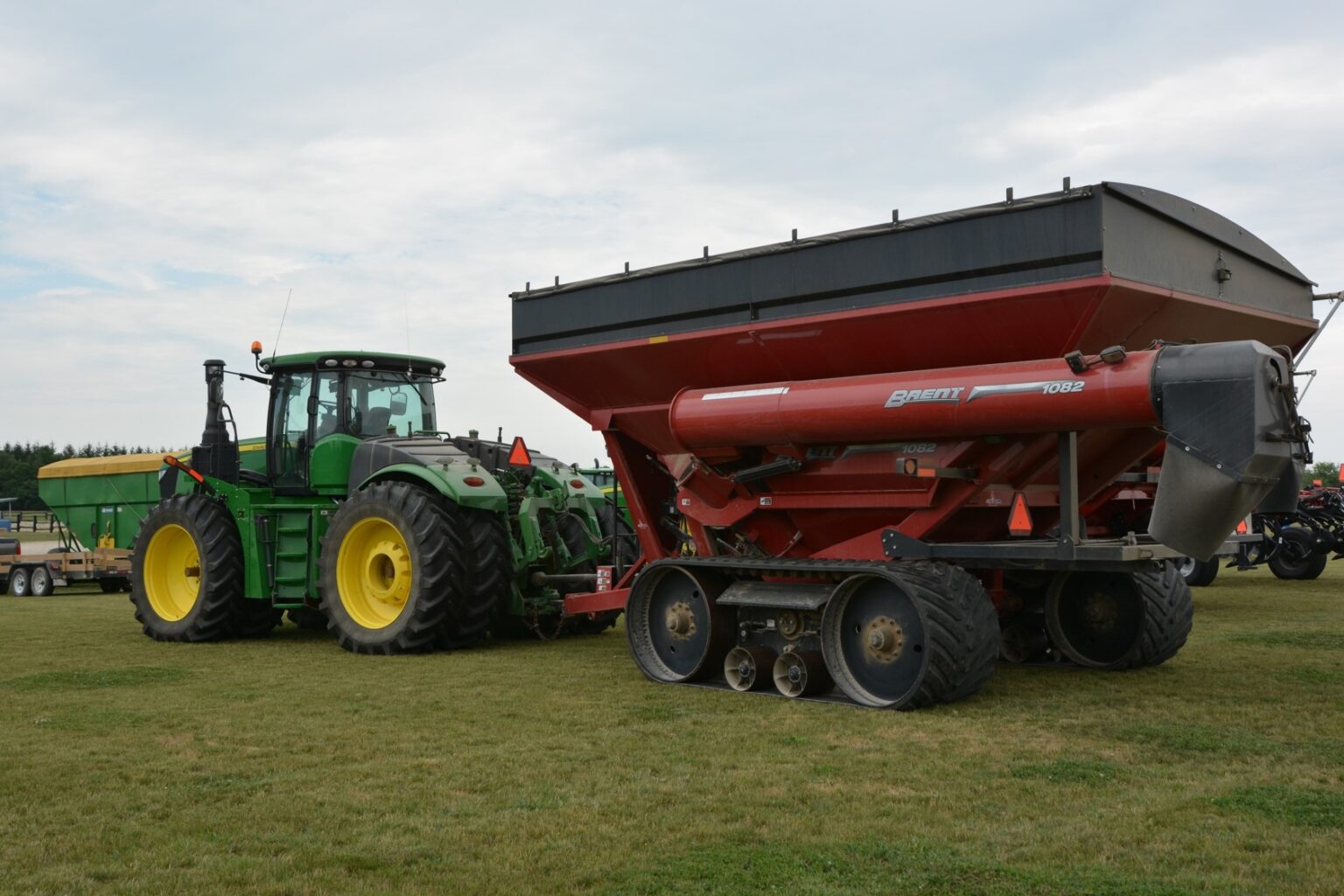 Unit E8: JD 9420 R + Brent 1082 Tracked Grain Buggy – Field Crop News